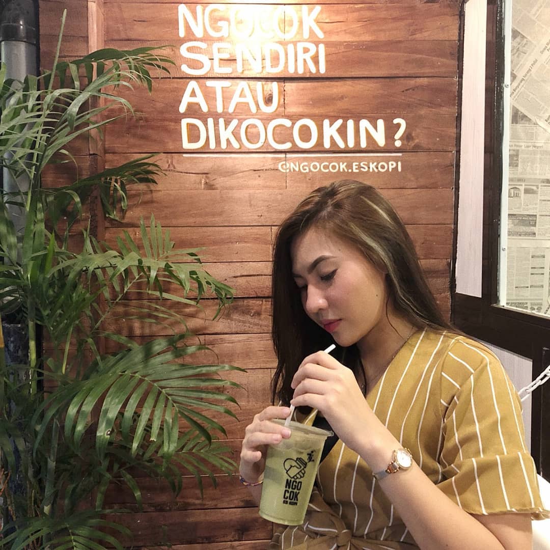 Gila..Di Kafe Ini Kamu Bisa Ngopi Dan Ngocok Bareng