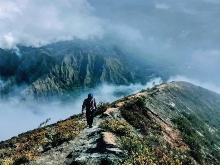 5 Wisata Gunung Pulau Flores NTT Yang Cocok Buat Kamu Pecinta Andrenalin