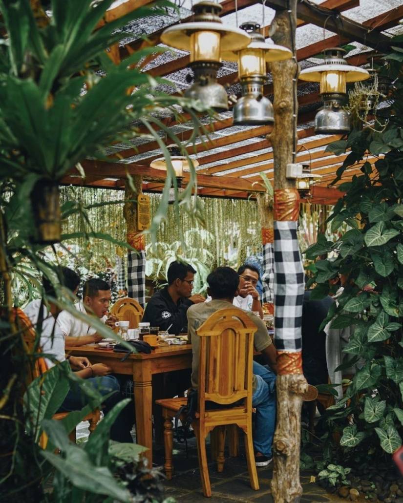 5 Tempat Makan Solo Berkonsep Nuansa Bali, Dari Kafe Sampai Angkringan